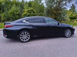 Black Lexus ES 300 H 2021 in Vilnius, with an engine capacity of 2.49 L and mileage of 198 thousand km for 18990 €, photo 35 on AUTOMOTO.COM.LV