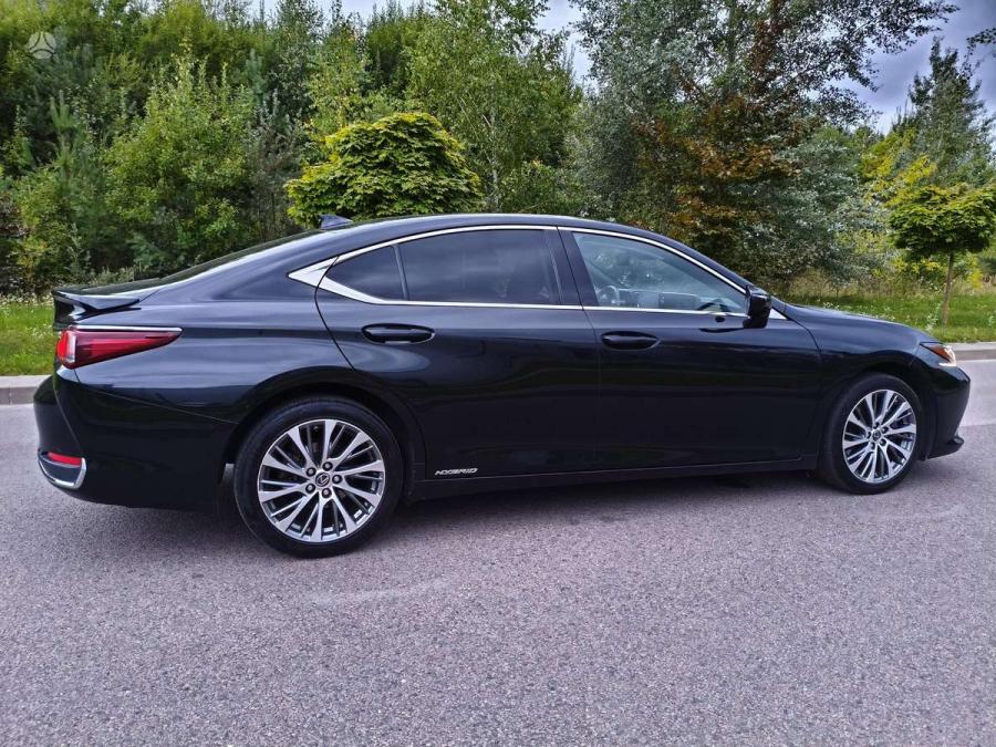 Black Lexus ES 300 H 2021 in Vilnius, with an engine capacity of 2.49 L and mileage of 198 thousand km for 18990 €, photo 35 on AUTOMOTO.COM.LV