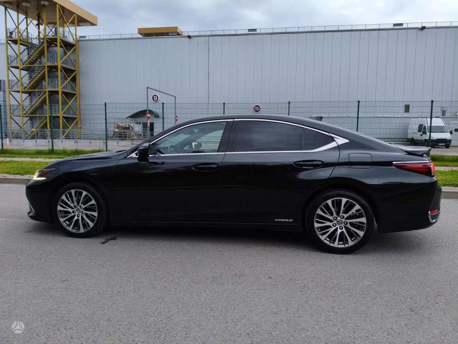 Black Lexus ES 300 H 2021 in Vilnius, with an engine capacity of 2.49 L and mileage of 198 thousand km for 18990 €, photo 36 on AUTOMOTO.COM.LV