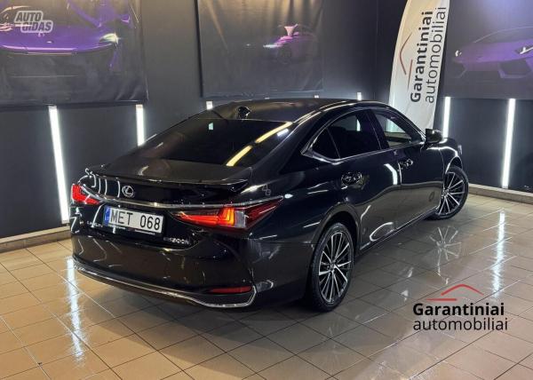 Melns Lexus ES 300 H 2022 Avižieniai, ar dzinēja tilpumu 2.50 L un nobraukumu 167 tūkst. km par 29950 €, foto 2 vietnē AUTOMOTO.COM.LV