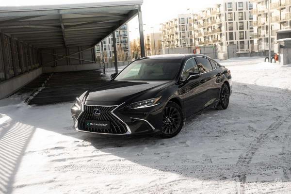 Melns Lexus ES 300 H 2022 Viļņa, ar dzinēja tilpumu 2.49 L un nobraukumu 52 tūkst. km par 39900 €, foto 1 vietnē AUTOMOTO.COM.LV