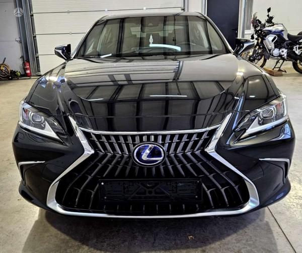 Black Lexus ES 300 H 2022 in Marijampole, with an engine capacity of 2.49 L and mileage of 238 thousand km for 20999 €, photo 2 on AUTOMOTO.COM.LV