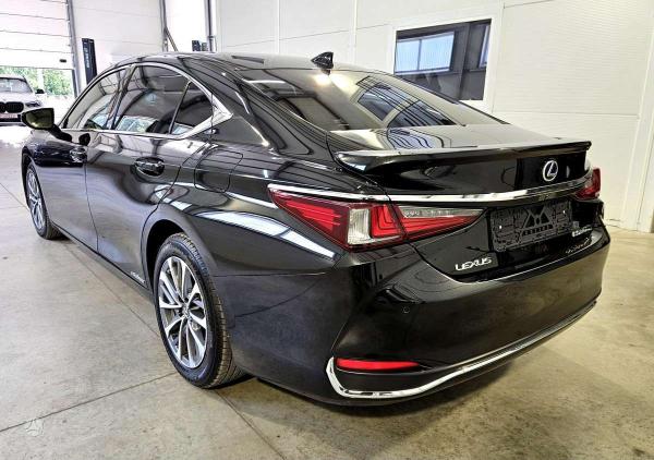 Black Lexus ES 300 H 2022 in Marijampole, with an engine capacity of 2.49 L and mileage of 238 thousand km for 20999 €, photo 4 on AUTOMOTO.COM.LV