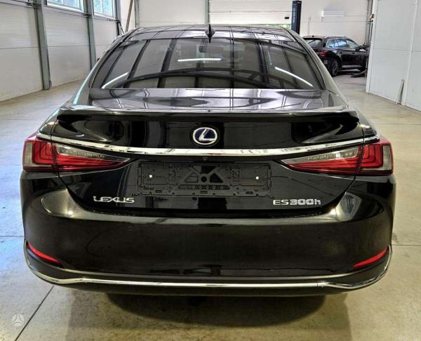 Black Lexus ES 300 H 2022 in Marijampole, with an engine capacity of 2.49 L and mileage of 238 thousand km for 20999 €, photo 5 on AUTOMOTO.COM.LV