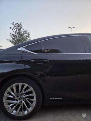 Melns Lexus ES 300 H 2022 Rīga, ar dzinēja tilpumu 2.50 L un nobraukumu 56 tūkst. km par 36900 €, foto 9 vietnē AUTOMOTO.COM.LV