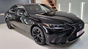 Black Lexus ES 300 H 2022 in Tallinn, with an engine capacity of 2.49 L and mileage of 42 thousand km for 41995 €, photo 4 on AUTOMOTO.COM.LV