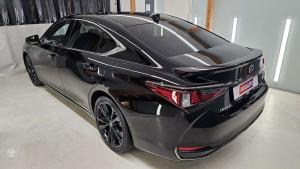 Black Lexus ES 300 H 2022 in Tallinn, with an engine capacity of 2.49 L and mileage of 42 thousand km for 41995 €, photo 5 on AUTOMOTO.COM.LV