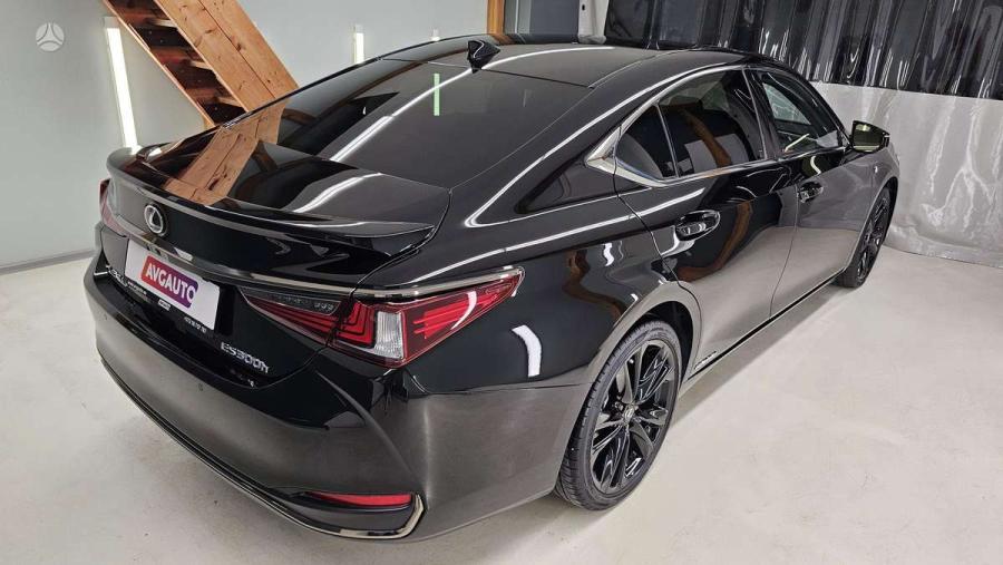 Black Lexus ES 300 H 2022 in Tallinn, with an engine capacity of 2.49 L and mileage of 42 thousand km for 41995 €, photo 6 on AUTOMOTO.COM.LV