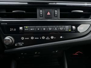 Melns Lexus ES 300 H 2022 Viļņa, ar dzinēja tilpumu 2.50 L un nobraukumu 169 tūkst. km par 27500 €, foto 27 vietnē AUTOMOTO.COM.LV