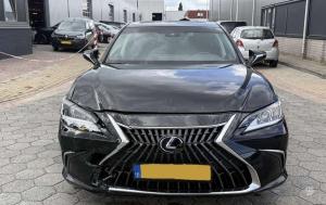 Black Lexus ES 300 H 2022 in Kaunas, with an engine capacity of 2.49 L and mileage of 106 thousand km for 21900 €, photo 3 on AUTOMOTO.COM.LV