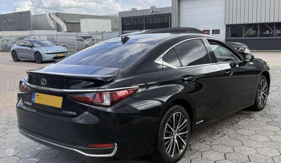 Black Lexus ES 300 H 2022 in Kaunas, with an engine capacity of 2.49 L and mileage of 106 thousand km for 21900 €, photo 5 on AUTOMOTO.COM.LV