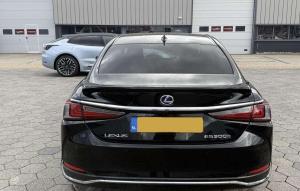 Black Lexus ES 300 H 2022 in Kaunas, with an engine capacity of 2.49 L and mileage of 106 thousand km for 21900 €, photo 6 on AUTOMOTO.COM.LV