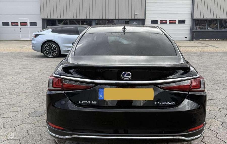 Black Lexus ES 300 H 2022 in Kaunas, with an engine capacity of 2.49 L and mileage of 106 thousand km for 21900 €, photo 6 on AUTOMOTO.COM.LV