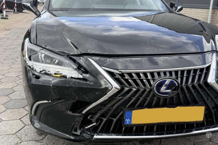 Black Lexus ES 300 H 2022 in Kaunas, with an engine capacity of 2.49 L and mileage of 106 thousand km for 21900 €, photo 8 on AUTOMOTO.COM.LV