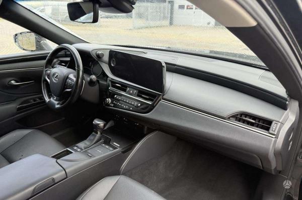 Black Lexus ES 300 H 2022 in Kaunas, with an engine capacity of 2.49 L and mileage of 106 thousand km for 21900 €, photo 11 on AUTOMOTO.COM.LV