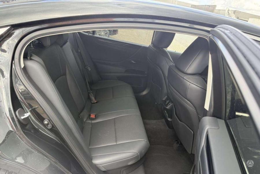 Black Lexus ES 300 H 2022 in Kaunas, with an engine capacity of 2.49 L and mileage of 106 thousand km for 21900 €, photo 13 on AUTOMOTO.COM.LV