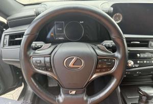 Black Lexus ES 300 H 2022 in Kaunas, with an engine capacity of 2.49 L and mileage of 106 thousand km for 21900 €, photo 15 on AUTOMOTO.COM.LV