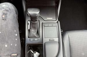 Black Lexus ES 300 H 2022 in Kaunas, with an engine capacity of 2.49 L and mileage of 106 thousand km for 21900 €, photo 17 on AUTOMOTO.COM.LV
