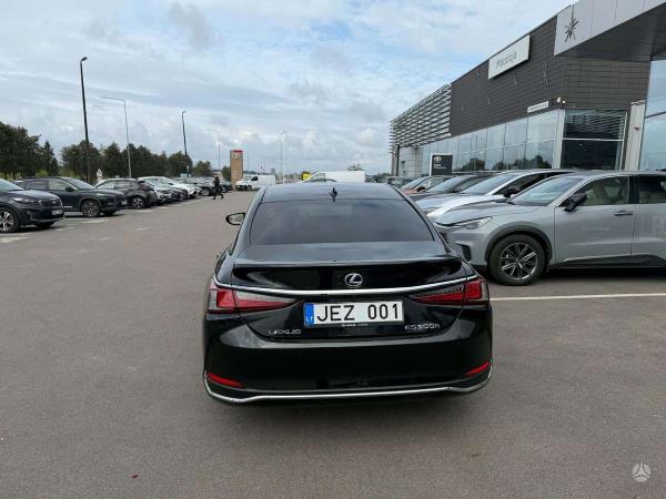 Lexus ES 300 H 2022 in Vilnius on AUTOMOTO.COM.LV Black Lexus ES 300 H 2022 in Vilnius, with an engine capacity of 0.00 L and mileage of 56 thousand km for 31300 €, photo 9 on AUTOMOTO.COM.LV