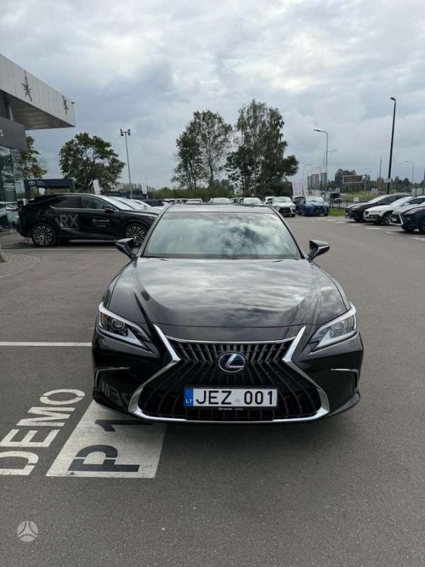 Black Lexus ES 300 H 2022 in Vilnius, with an engine capacity of 0.00 L and mileage of 54 thousand km for 31300 €, photo 4 on AUTOMOTO.COM.LV