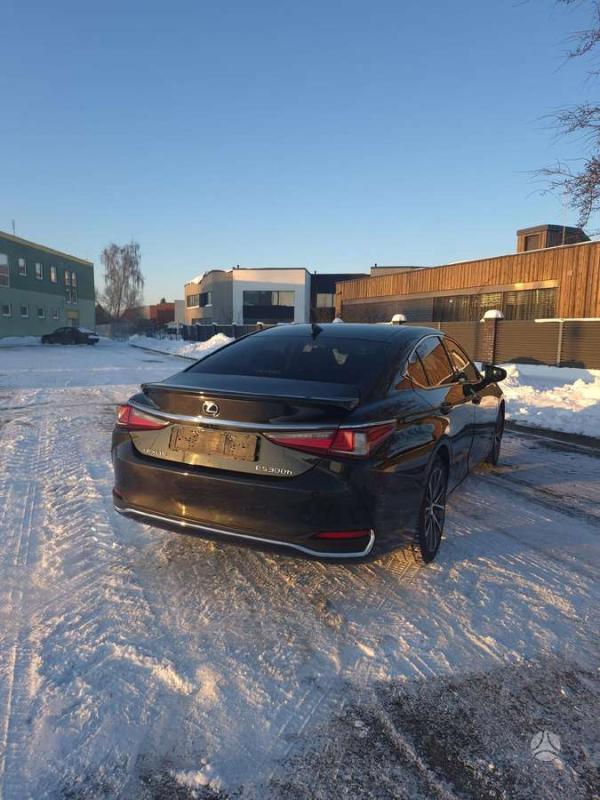 Melns Lexus ES 300 H 2023 Šauļi, ar dzinēja tilpumu 2.49 L un nobraukumu 251 tūkst. km par 23700 €, foto 4 vietnē AUTOMOTO.COM.LV