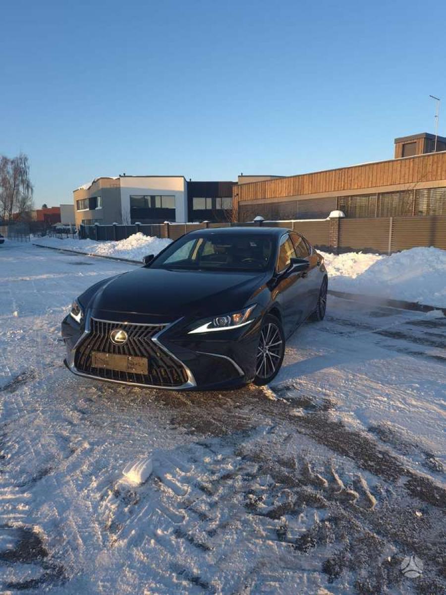 Melns Lexus ES 300 H 2023 Šauļi, ar dzinēja tilpumu 2.50 L un nobraukumu 303 tūkst. km par 22200 €, foto 1 vietnē AUTOMOTO.COM.LV