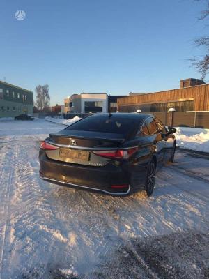 Melns Lexus ES 300 H 2023 Šauļi, ar dzinēja tilpumu 2.50 L un nobraukumu 303 tūkst. km par 22200 €, foto 5 vietnē AUTOMOTO.COM.LV
