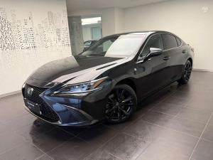 Melns Lexus ES 300 H 2023 Kauņa, ar dzinēja tilpumu 2.49 L un nobraukumu 99 tūkst. km par 39900 €, foto  vietnē AUTOMOTO.COM.LV