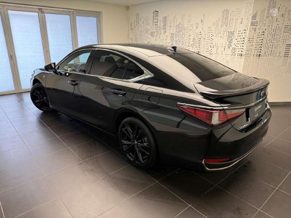 Black Lexus ES 300 H 2023 in Kaunas, with an engine capacity of 2.49 L and mileage of 99 thousand km for 39900 €, photo 3 on AUTOMOTO.COM.LV