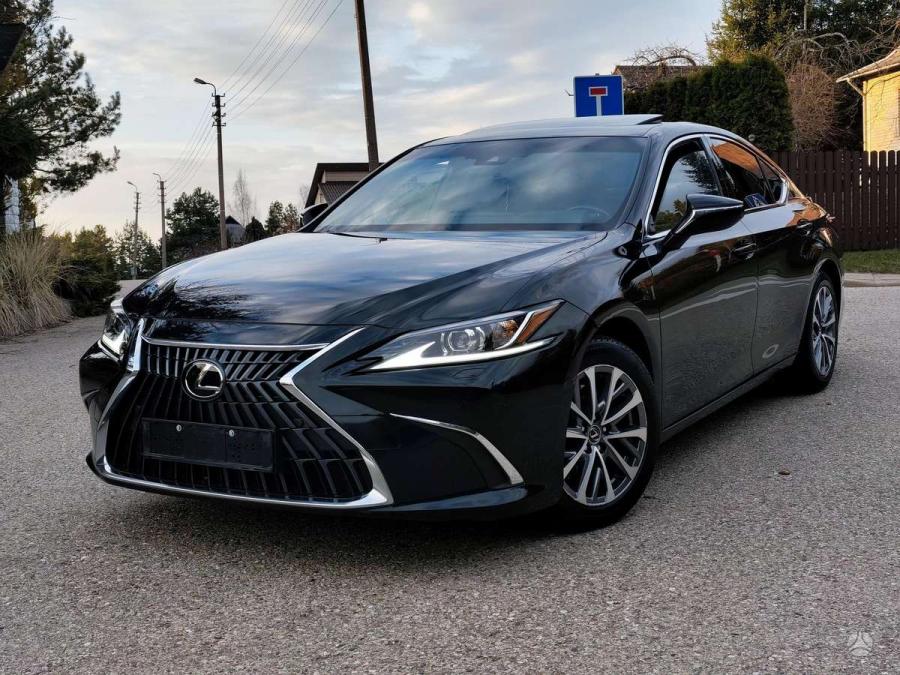 Black Lexus ES 300 H 2023 in Anyksciai, with an engine capacity of 2.50 L and mileage of 220 thousand km for 24799 €, photo 3 on AUTOMOTO.COM.LV