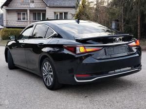 Black Lexus ES 300 H 2023 in Anyksciai, with an engine capacity of 2.50 L and mileage of 220 thousand km for 24799 €, photo 4 on AUTOMOTO.COM.LV