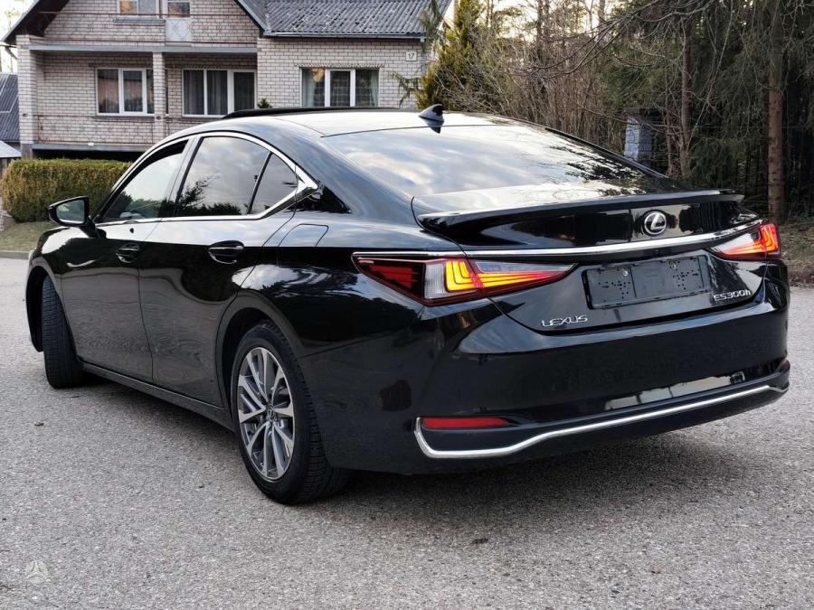 Black Lexus ES 300 H 2023 in Anyksciai, with an engine capacity of 2.50 L and mileage of 220 thousand km for 24799 €, photo 4 on AUTOMOTO.COM.LV