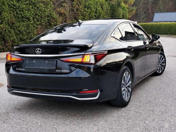 Black Lexus ES 300 H 2023 in Anyksciai, with an engine capacity of 2.50 L and mileage of 220 thousand km for 24799 €, photo 4 on AUTOMOTO.COM.LV