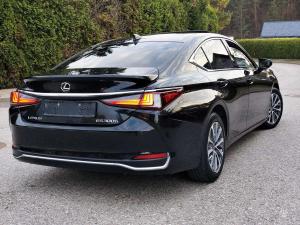 Black Lexus ES 300 H 2023 in Anyksciai, with an engine capacity of 2.50 L and mileage of 220 thousand km for 24799 €, photo 5 on AUTOMOTO.COM.LV