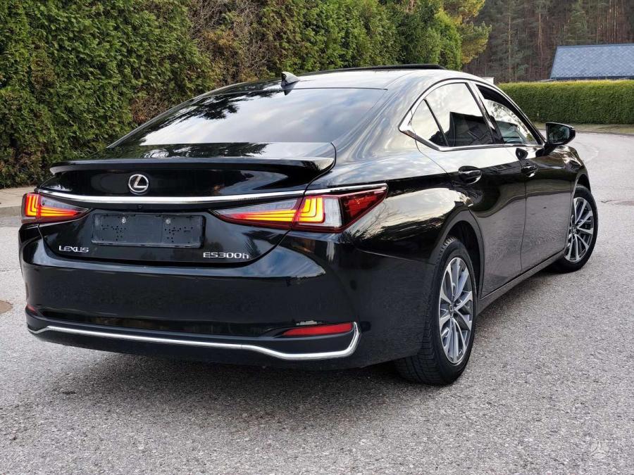 Black Lexus ES 300 H 2023 in Anyksciai, with an engine capacity of 2.50 L and mileage of 220 thousand km for 24799 €, photo 5 on AUTOMOTO.COM.LV