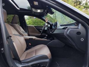 Black Lexus ES 300 H 2023 in Anyksciai, with an engine capacity of 2.50 L and mileage of 220 thousand km for 24799 €, photo 7 on AUTOMOTO.COM.LV