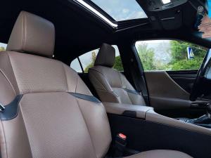 Black Lexus ES 300 H 2023 in Anyksciai, with an engine capacity of 2.50 L and mileage of 220 thousand km for 24799 €, photo 8 on AUTOMOTO.COM.LV