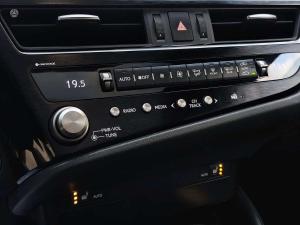 Black Lexus ES 300 H 2023 in Anyksciai, with an engine capacity of 2.50 L and mileage of 220 thousand km for 24799 €, photo 12 on AUTOMOTO.COM.LV