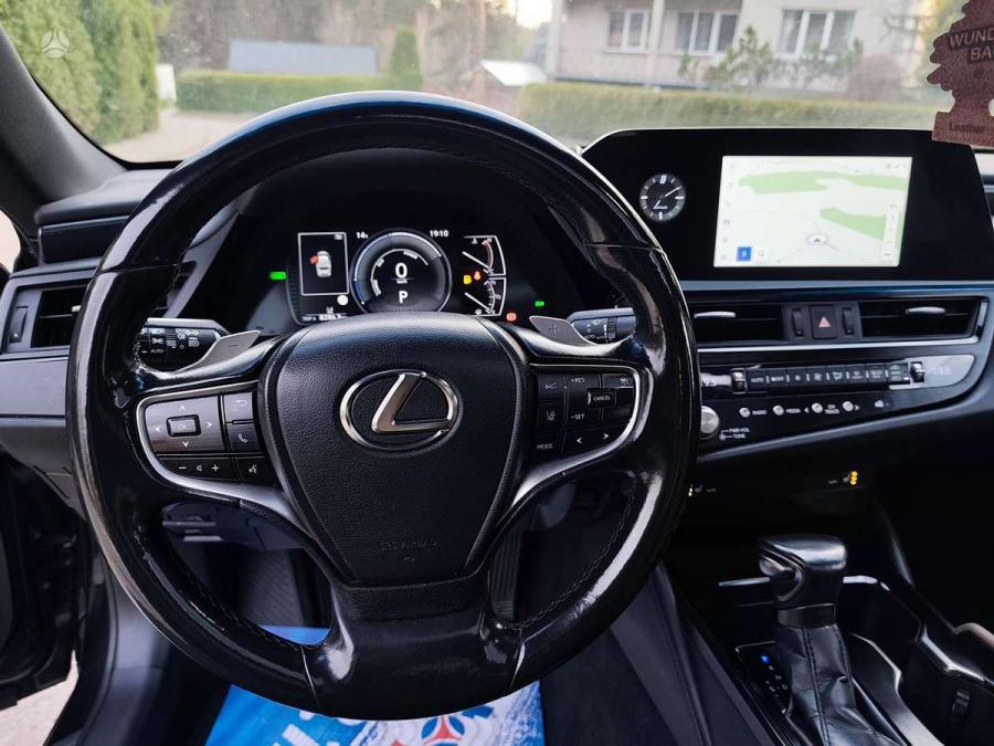 Black Lexus ES 300 H 2023 in Anyksciai, with an engine capacity of 2.50 L and mileage of 220 thousand km for 24799 €, photo 13 on AUTOMOTO.COM.LV