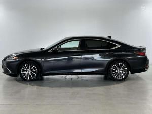 Black Lexus ES 300 H 2023 in Vilnius, with an engine capacity of 2.49 L and mileage of 124 thousand km for 34900 €, photo 4 on AUTOMOTO.COM.LV