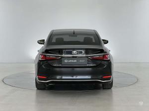 Black Lexus ES 300 H 2023 in Vilnius, with an engine capacity of 2.49 L and mileage of 124 thousand km for 34900 €, photo 5 on AUTOMOTO.COM.LV