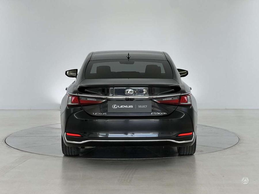 Black Lexus ES 300 H 2023 in Vilnius, with an engine capacity of 2.49 L and mileage of 124 thousand km for 34900 €, photo 5 on AUTOMOTO.COM.LV