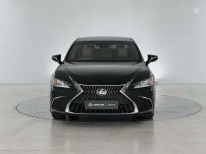 Black Lexus ES 300 H 2023 in Vilnius, with an engine capacity of 2.49 L and mileage of 124 thousand km for 34900 €, photo 6 on AUTOMOTO.COM.LV