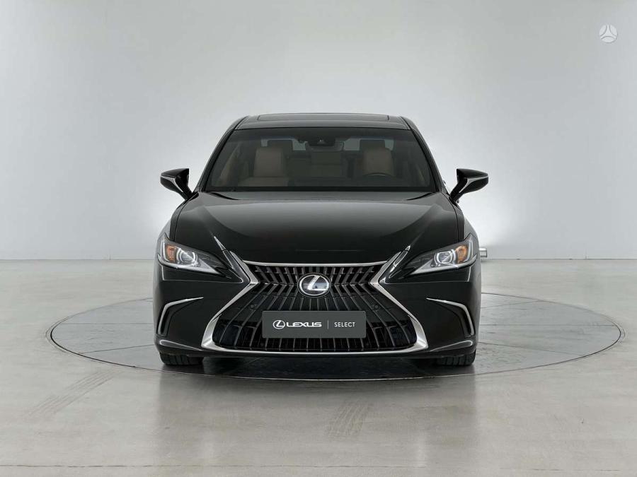 Black Lexus ES 300 H 2023 in Vilnius, with an engine capacity of 2.49 L and mileage of 124 thousand km for 34900 €, photo 6 on AUTOMOTO.COM.LV