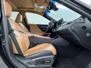 Black Lexus ES 300 H 2023 in Vilnius, with an engine capacity of 2.49 L and mileage of 124 thousand km for 34900 €, photo 7 on AUTOMOTO.COM.LV