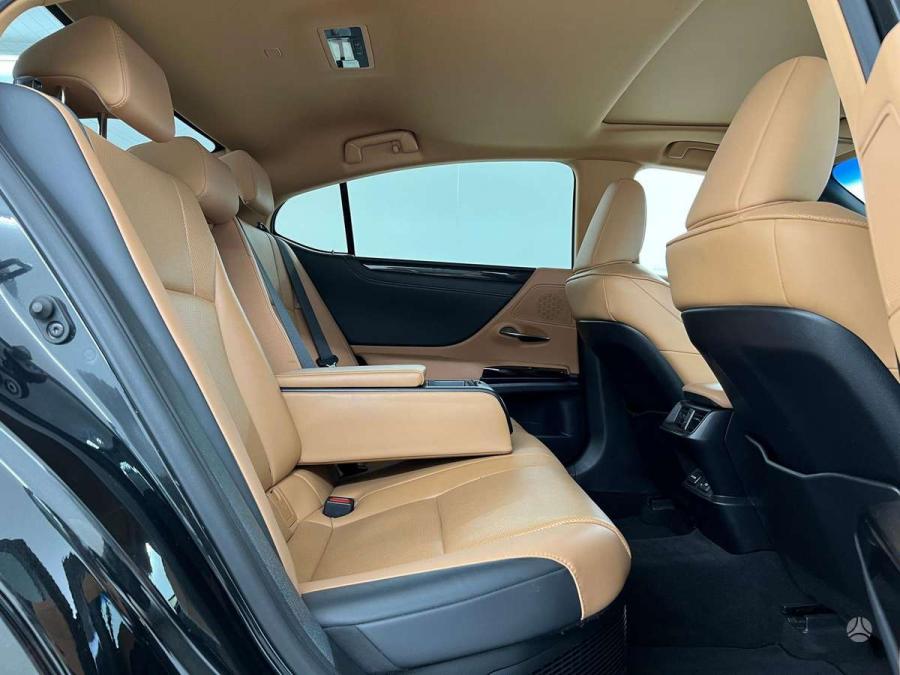 Black Lexus ES 300 H 2023 in Vilnius, with an engine capacity of 2.49 L and mileage of 124 thousand km for 34900 €, photo 8 on AUTOMOTO.COM.LV