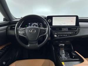 Black Lexus ES 300 H 2023 in Vilnius, with an engine capacity of 2.49 L and mileage of 124 thousand km for 34900 €, photo 10 on AUTOMOTO.COM.LV
