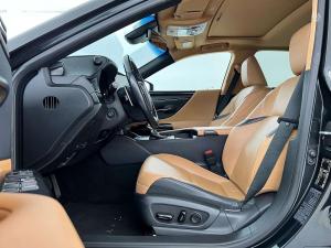Black Lexus ES 300 H 2023 in Vilnius, with an engine capacity of 2.49 L and mileage of 124 thousand km for 34900 €, photo 12 on AUTOMOTO.COM.LV