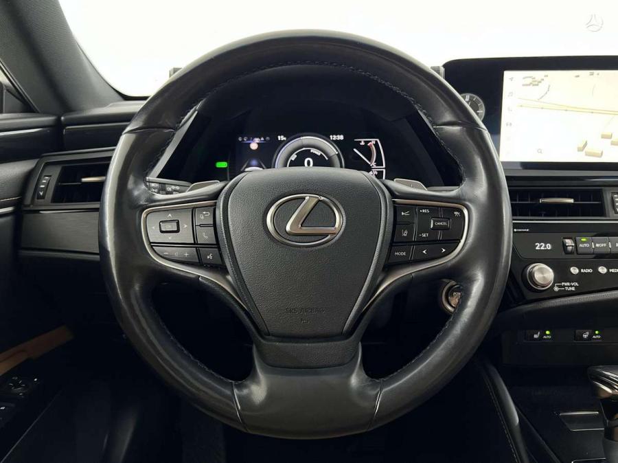 Black Lexus ES 300 H 2023 in Vilnius, with an engine capacity of 2.49 L and mileage of 124 thousand km for 34900 €, photo 13 on AUTOMOTO.COM.LV