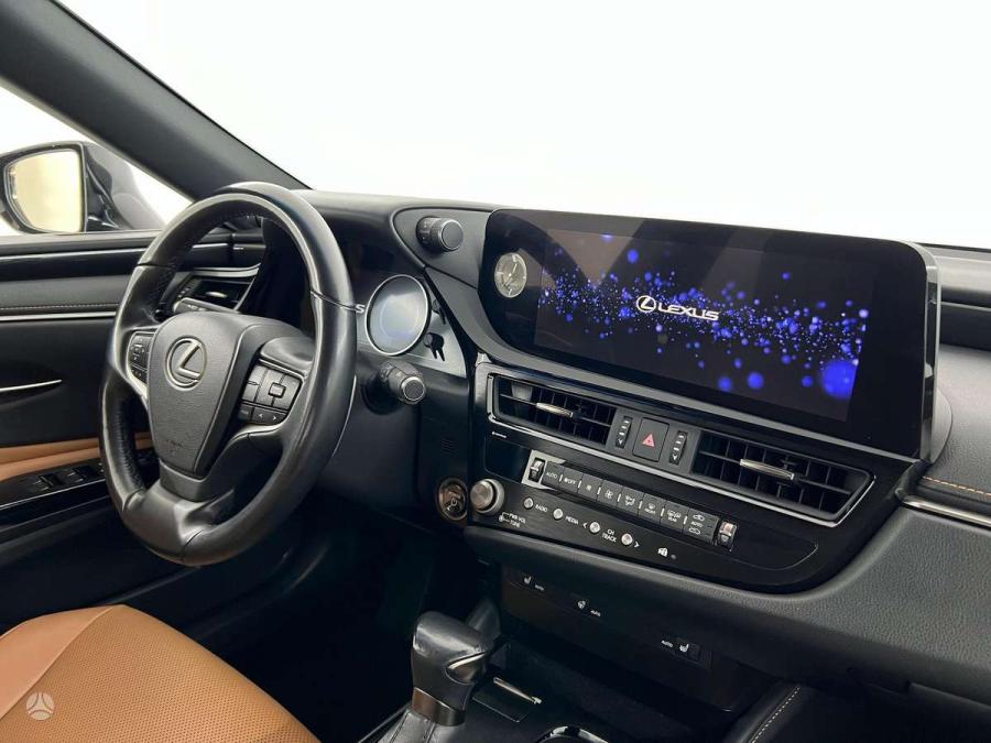 Black Lexus ES 300 H 2023 in Vilnius, with an engine capacity of 2.49 L and mileage of 124 thousand km for 34900 €, photo 15 on AUTOMOTO.COM.LV